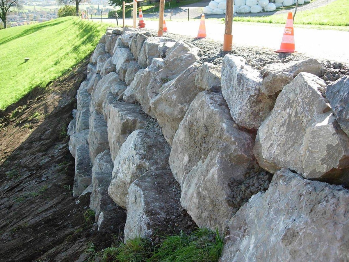 Natursteinmauer zur Hangsicherung Masis, Grabs | Hang- und ...
